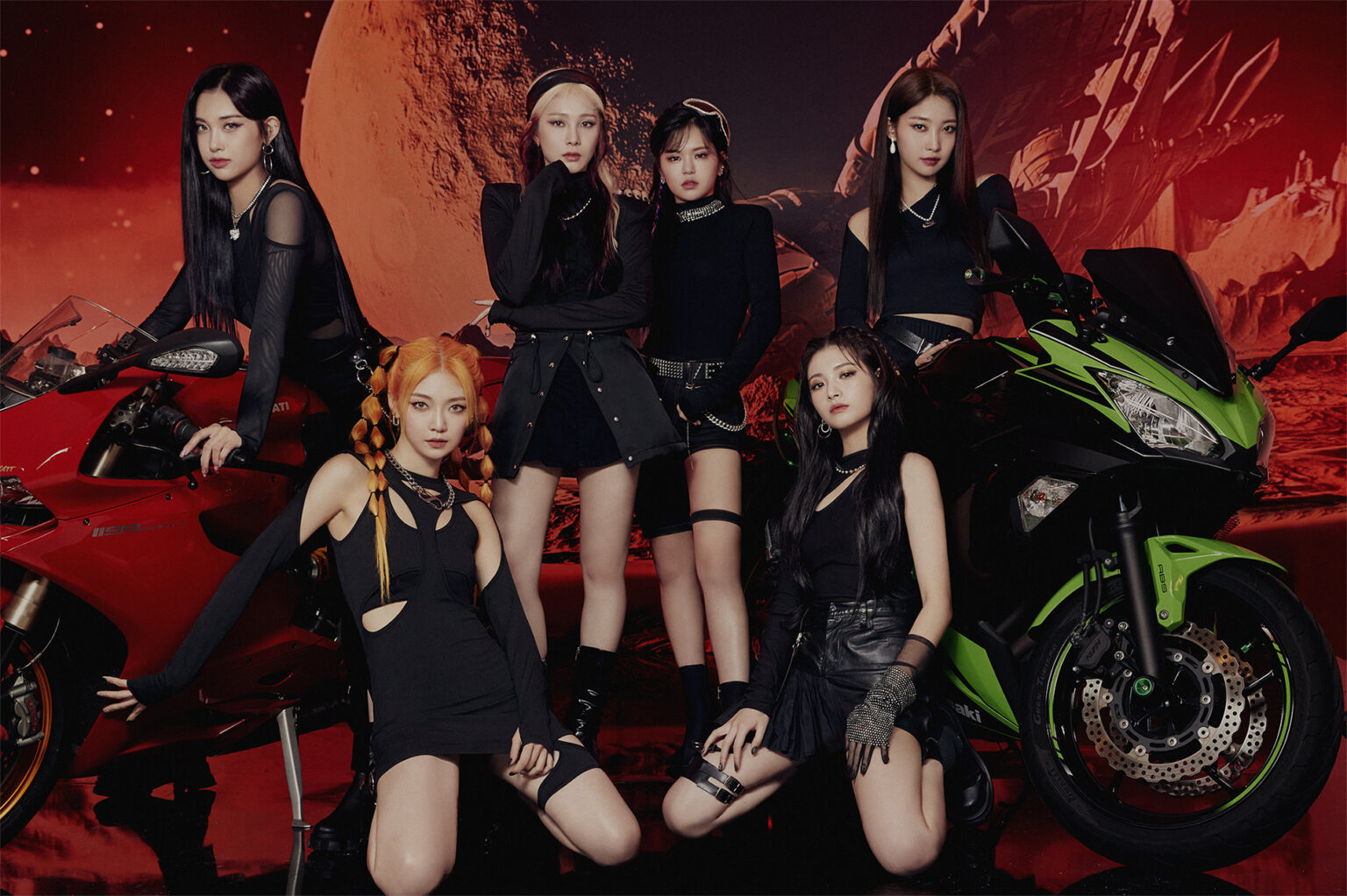 Who Is the Leader of Everglow?